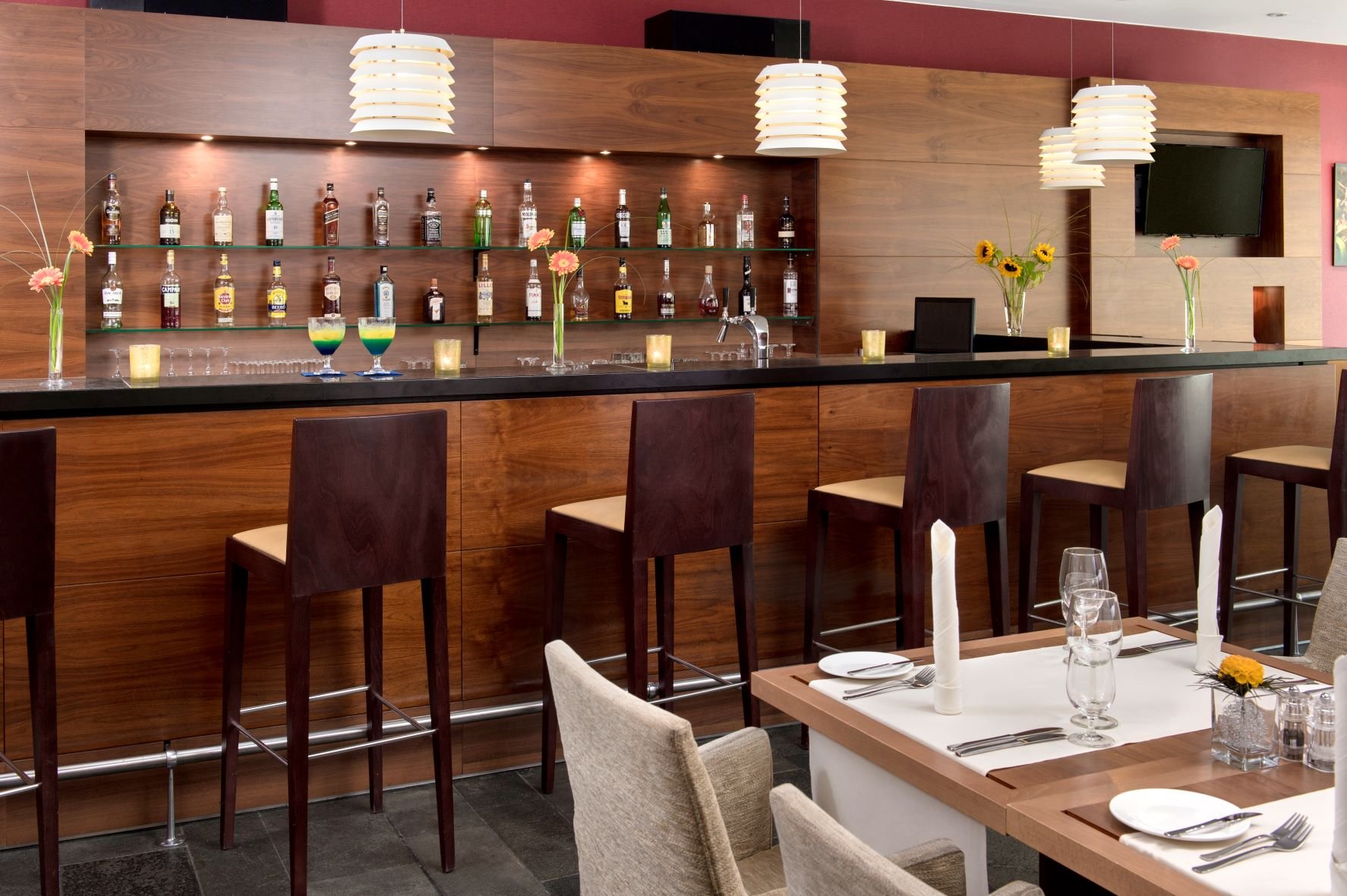 One-hour open bar and complimentary snacks | GHA DISCOVERY Loyalty - GHA Loyalty Program