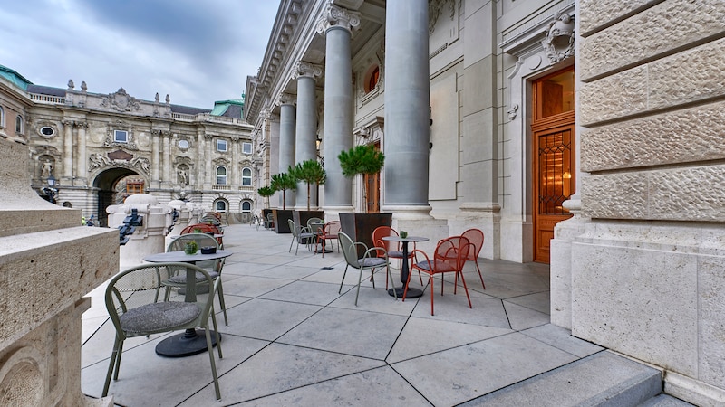 Tour and dining in historical Royal Guard building - NH Budapest City ...