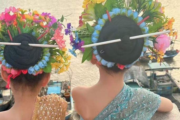 Intangible cultural heritage Head-Pinned Flowers experience - Kempinski ...